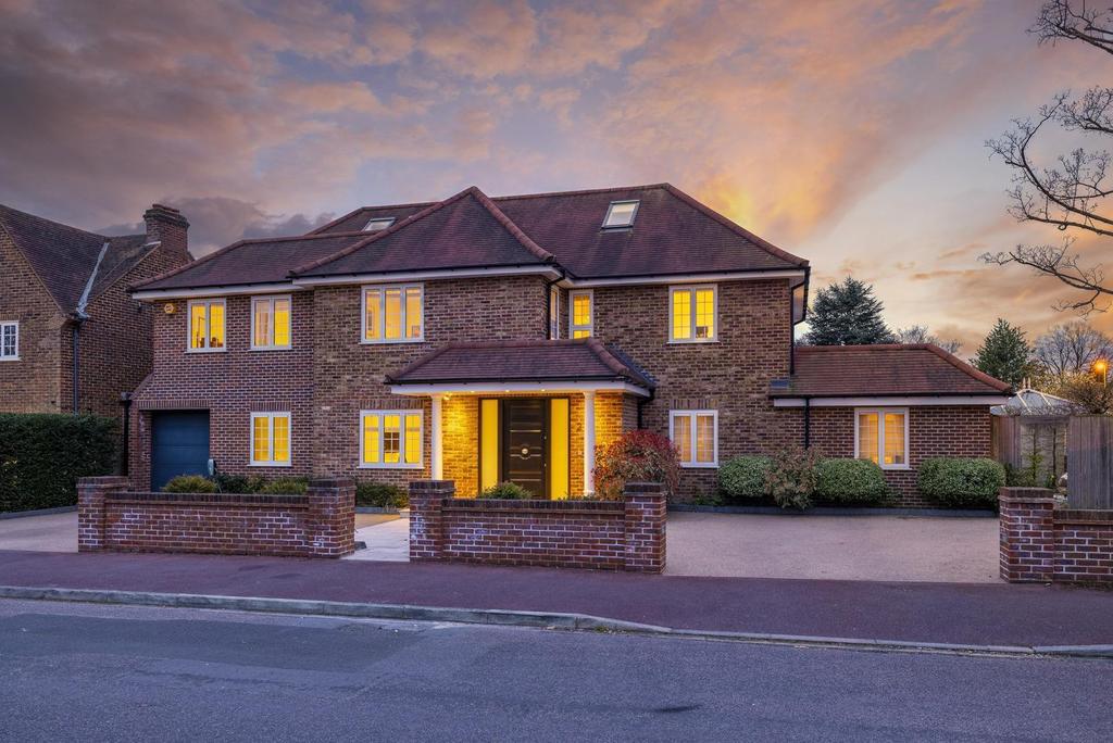 Oaklands Avenue, Esher, KT10 7 bed detached house - £1,850,000
