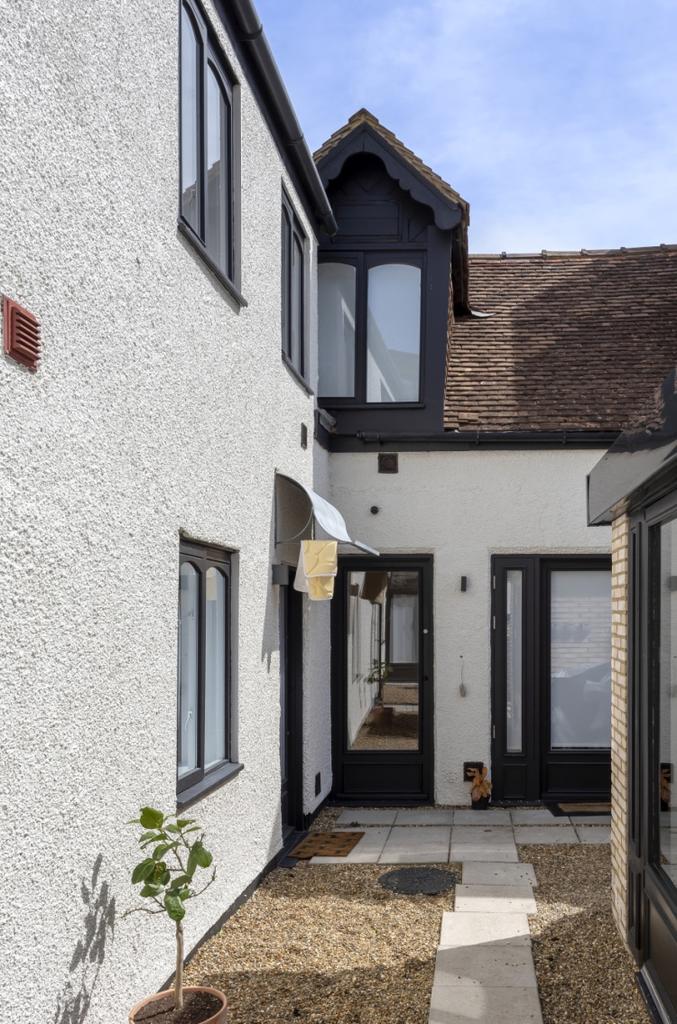 Durham Road London SW20 Studio - £850 pcm (£196 pw)