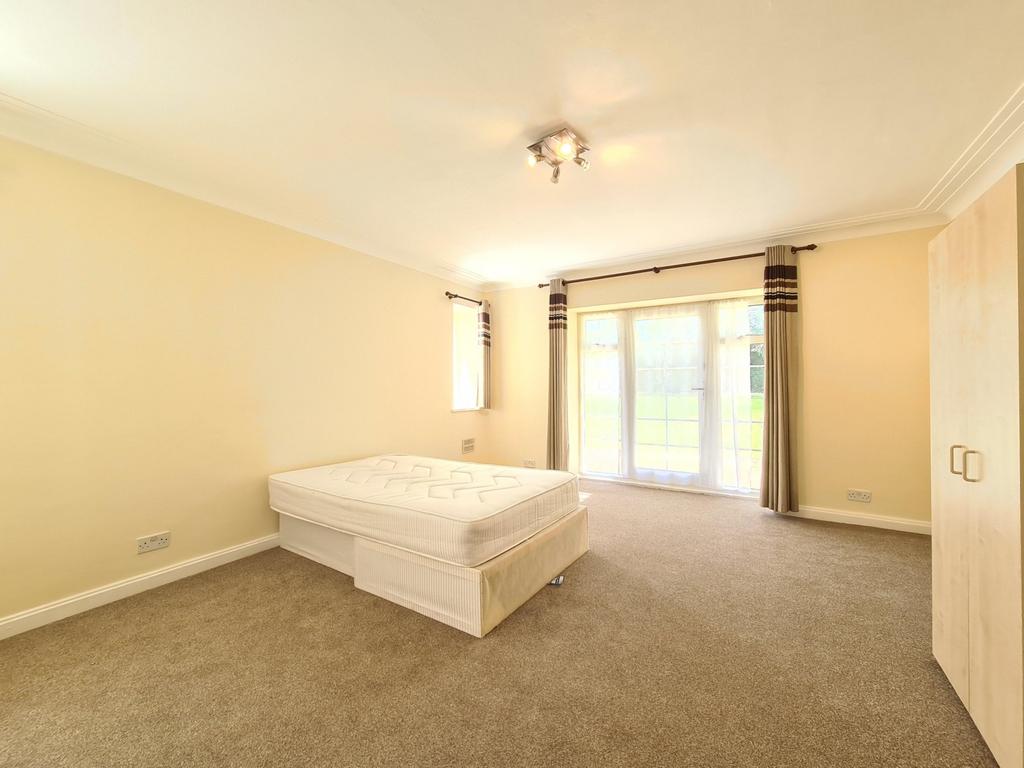 Courtney House, Mulberry Close, Hendon, NW4 3 bed flat - £1,703 pcm (£ ...