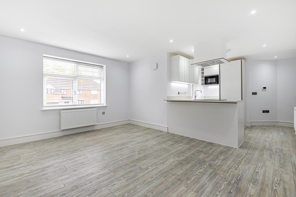 Reading, Berkshire, RG7 2 bed flat - £273,500