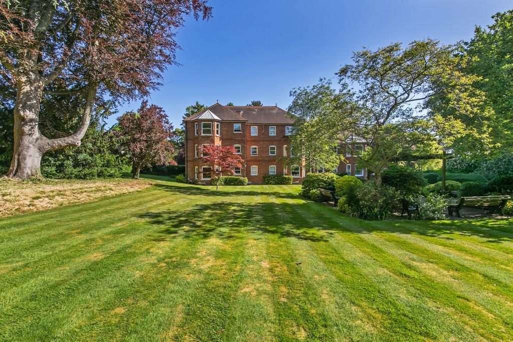 Mead Road, Winchester, SO23 9RF 2 bed flat - £300,000