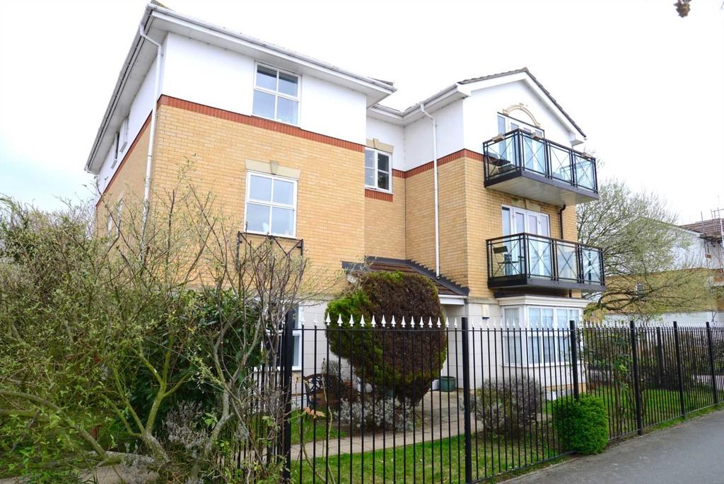Princess Alice Way, London, SE28 0HQ 1 bed apartment - £210,000