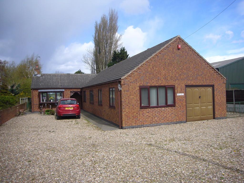 Main Street, Reedness 3 bed detached bungalow - £295,000