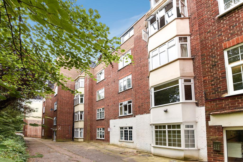 Frognal Court, Hampstead, NW3 3 bed flat - £500,000