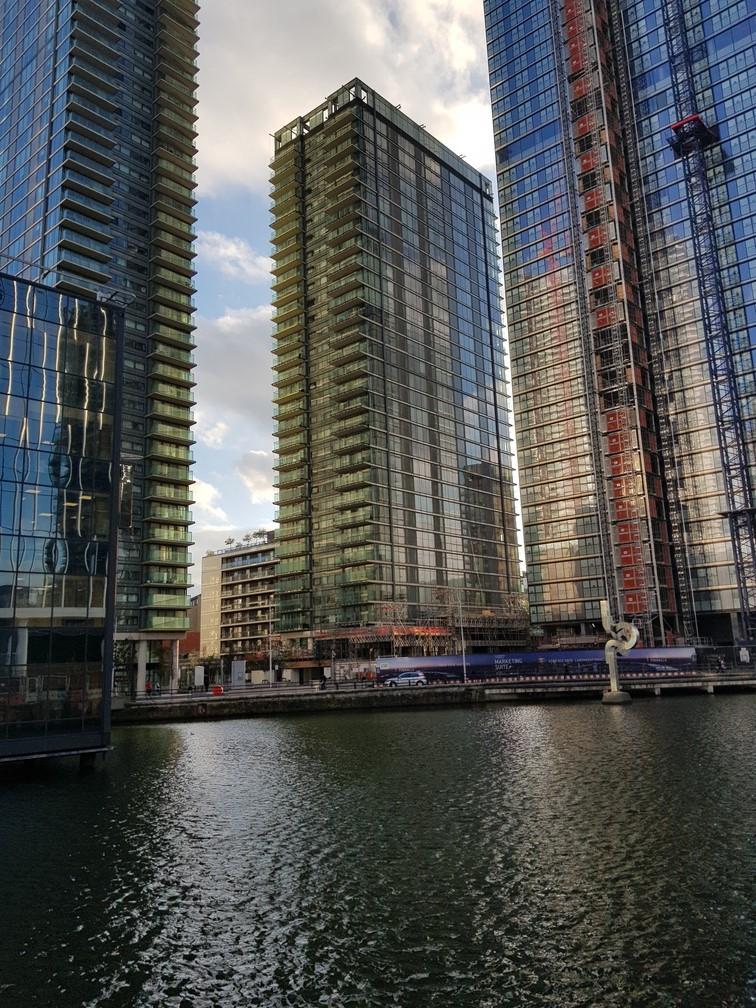 24 Marsh Wall, E14 3 bed flat - £3,900 pcm (£900 pw)