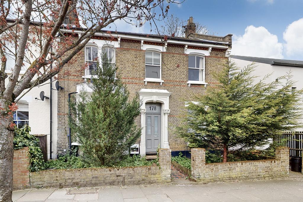 Highbury Hill, Highbury, N5 2 bed flat - £2,708 pcm (£625 pw)