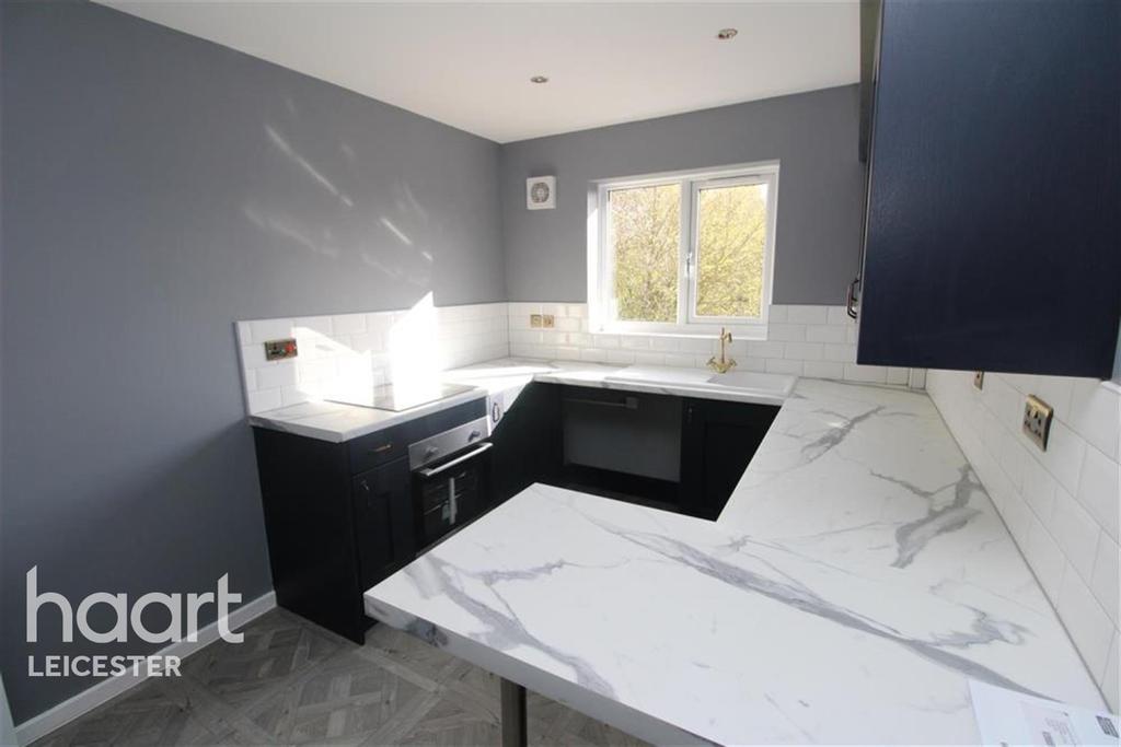 Pickering Close off Dysart Way 2 bed flat - £695 pcm (£160 pw)