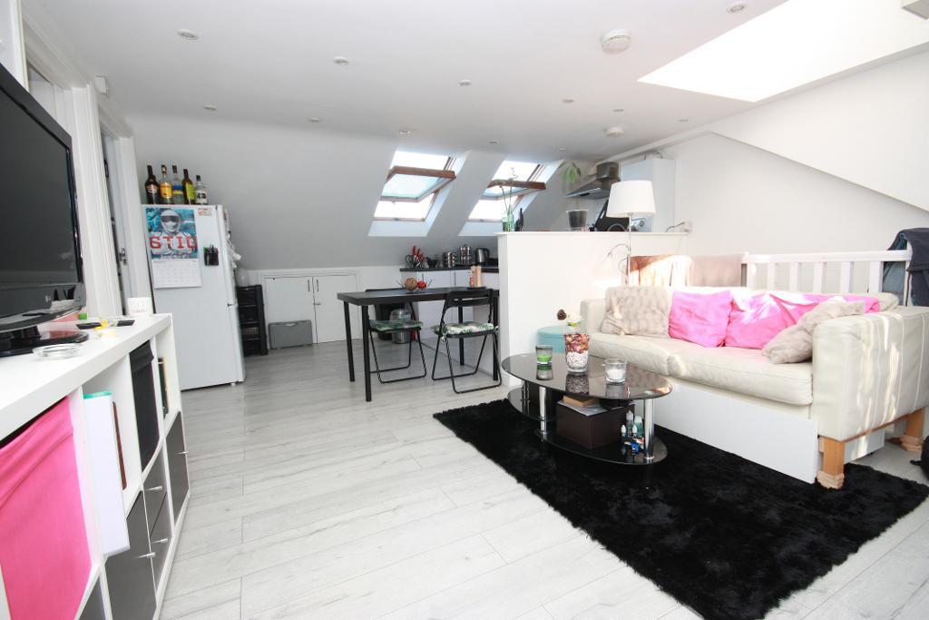 Wells House Road, East Acton, London... 1 bed flat - £1,300 pcm (£300 pw)