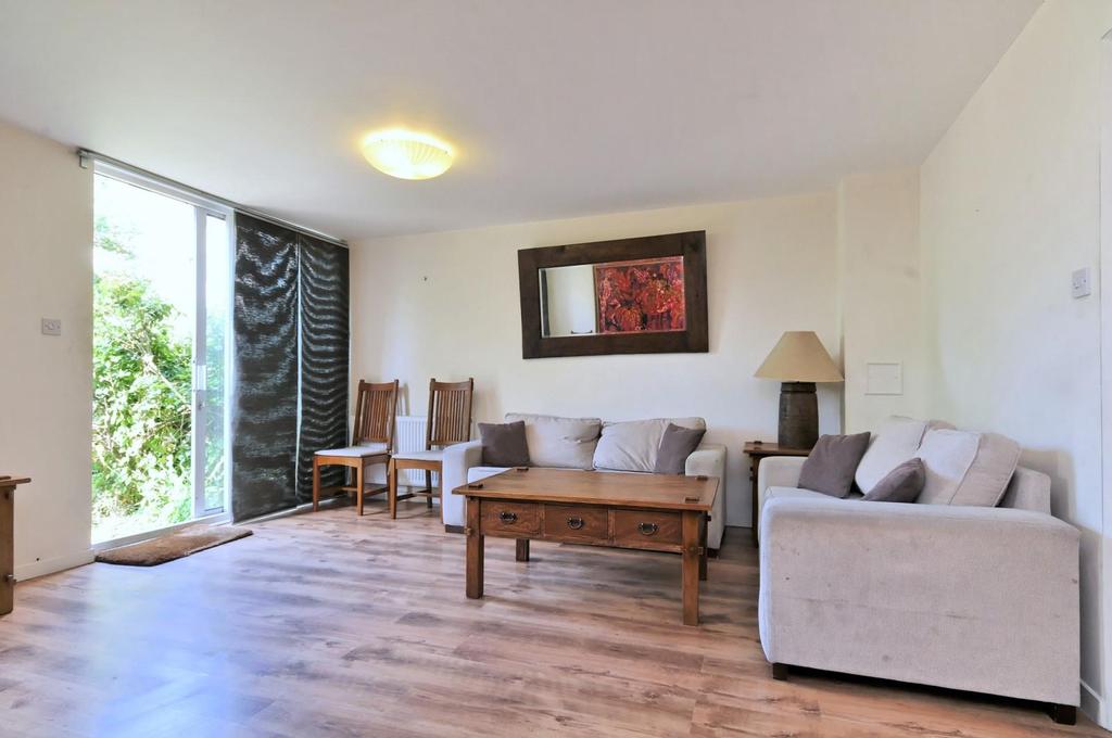 Leeward Court, Asher Way, Wapping... 3 bed flat - £2,817 pcm (£650 pw)