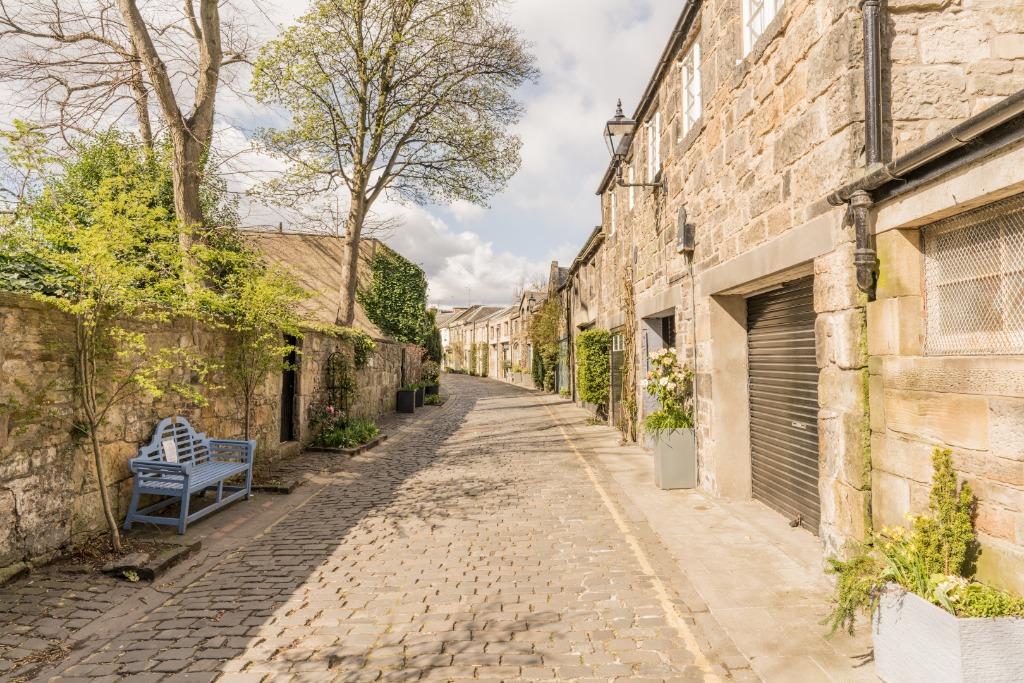 Circus Lane, Stockbridge, Edinburgh, EH3 1 bed mews - £1,250 pcm (£288 pw)