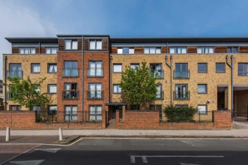 Effra Parade, Brixton, SW2 2 bed apartment - £5,633 pcm (£1,300 pw)