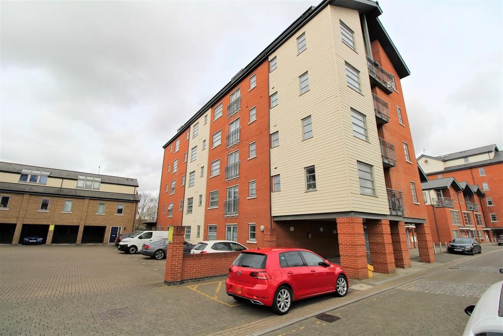 Rotary Way, Colchester, CO3 3LJ 2 bed ground floor flat - £170,000