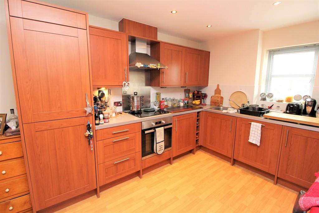 Rotary Way, Colchester, CO3 3LJ 2 bed ground floor flat - £170,000