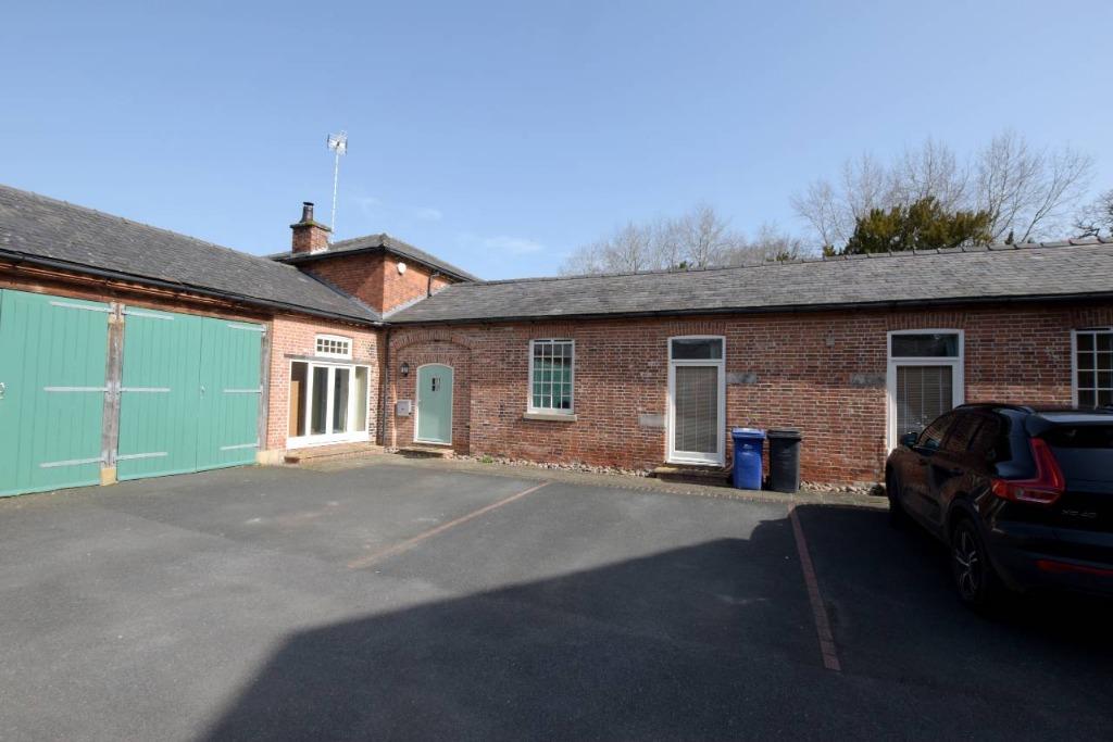 The Coach House, Crakemarsh... 5 bed barn conversion - £1,500 pcm (£346 pw)