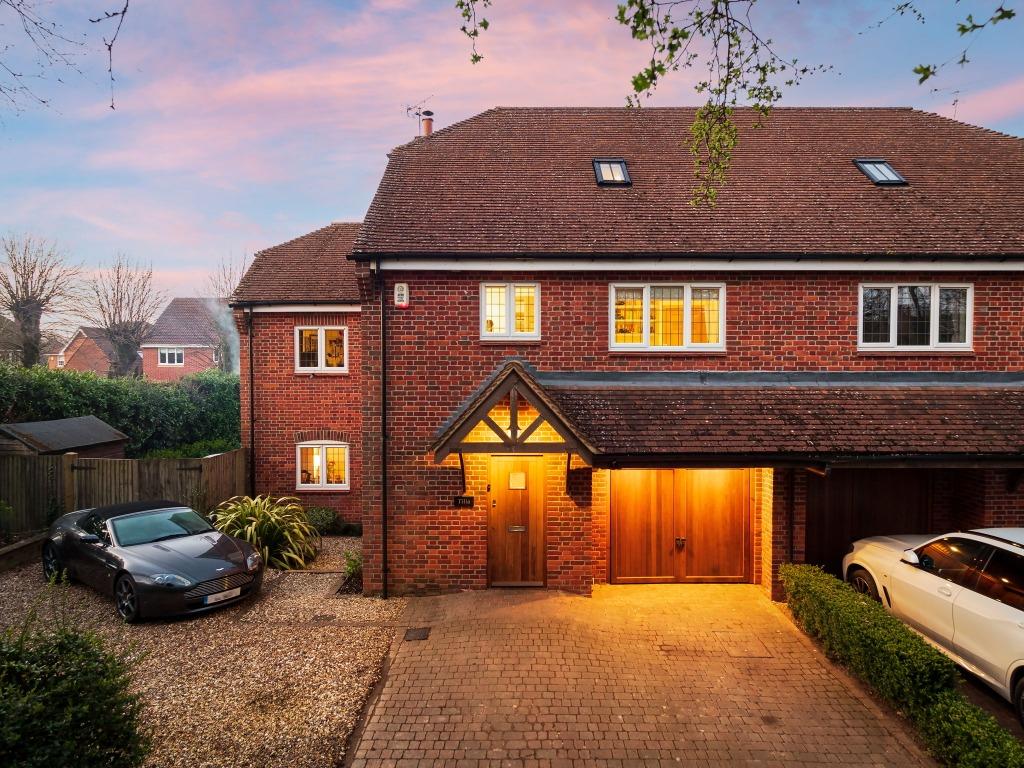 Water Lane, Greenham, RG19 4 bed semi-detached house - £650,000