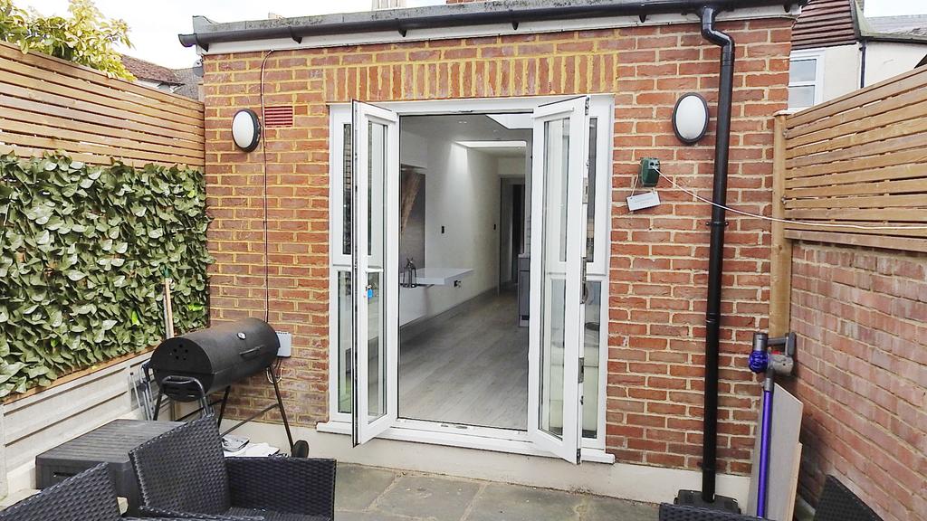 High Street, Ewell Village KT17 1 bed flat - £230,000