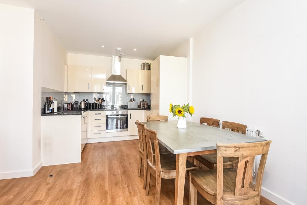 Old Devonshire Road London SW12 2 bed flat - £2,000 pcm (£462 pw)
