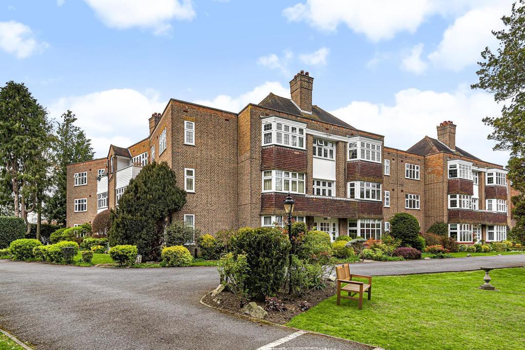 Imber Close, Esher, KT10 3 bed flat - £550,000