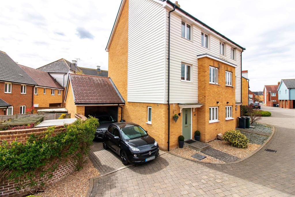 Repton Park, TN23 3RU 4 bed semi-detached house - £375,000