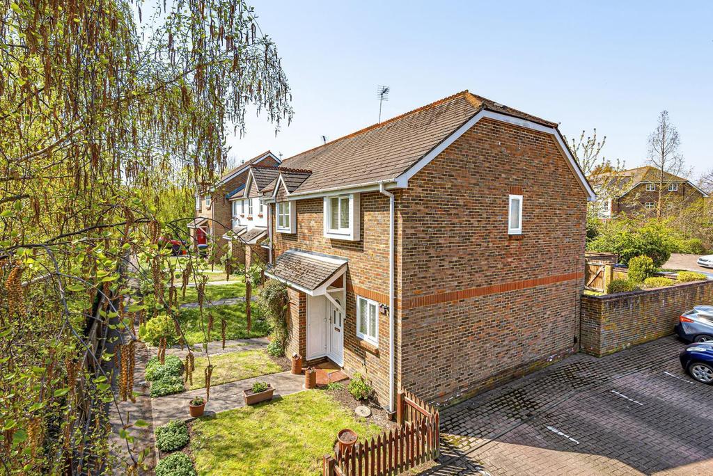 Capstans Wharf, St Johns, Woking, GU21 2 bed end of terrace house - £ ...
