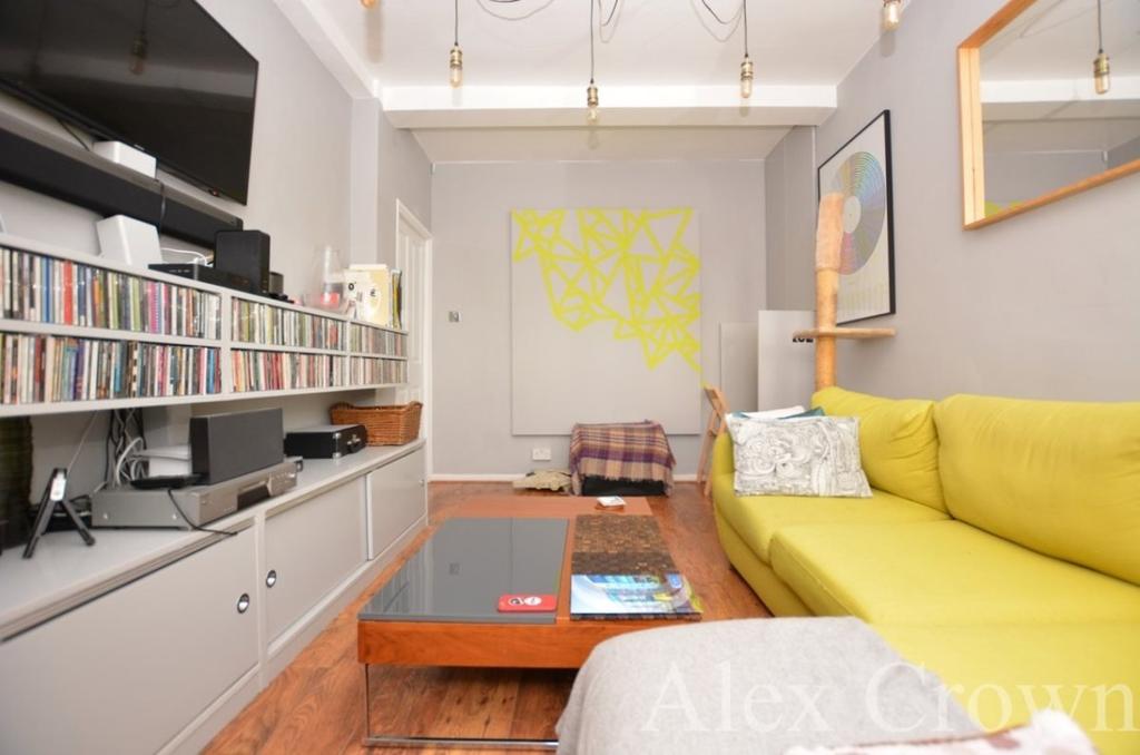 Gowers Walk, Aldgate East 2 bed flat - £1,595 pcm (£368 pw)