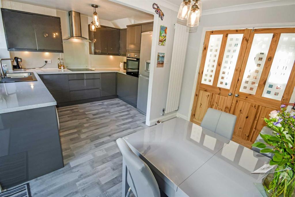 Lagoon Drive, Hull 3 bed semi-detached house - £140,000