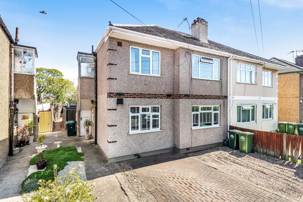 Staines-Upon-Thames, Surrey, TW18 2 bed apartment - £1,500 pcm (£346 pw)