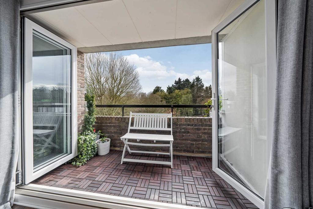 Otho Court, Brentford 3 bed flat - £460,000