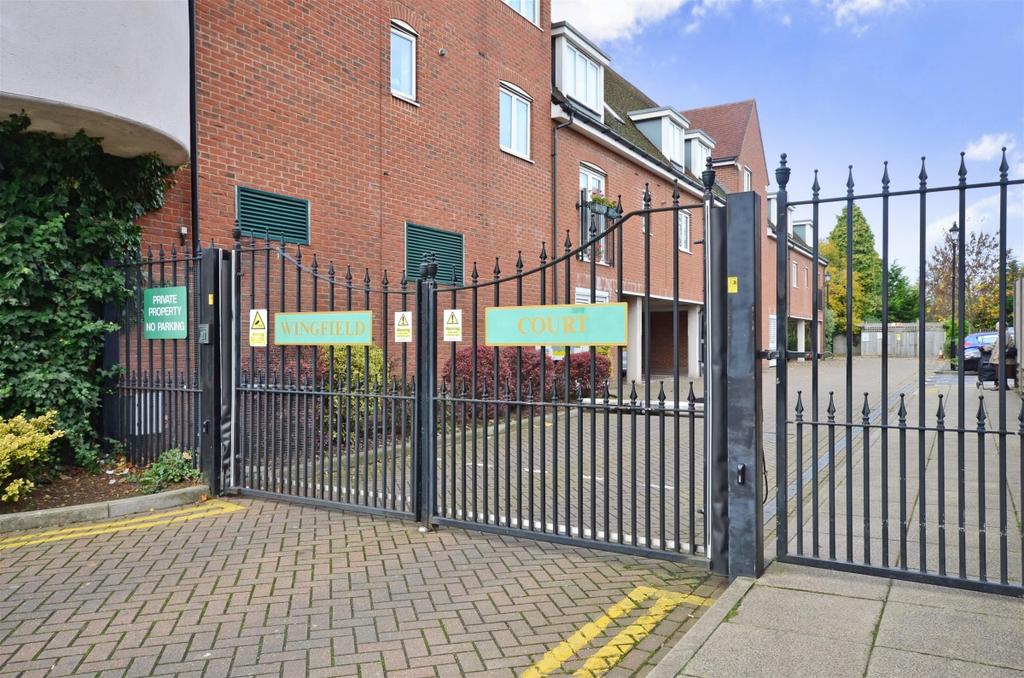 Wingfield Court Banstead SM7 1 bed flat - £950 pcm (£219 pw)
