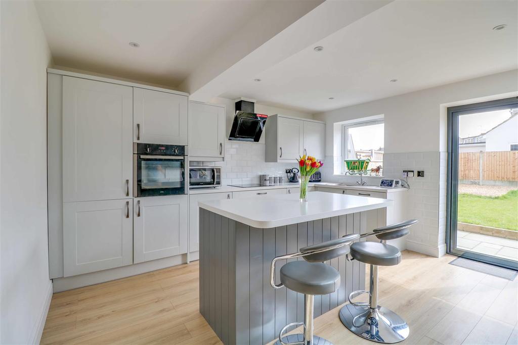 Church Road, Benfleet 4 bed house - £500,000