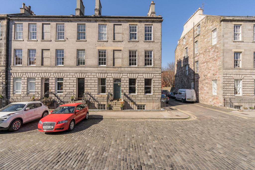 19 Pitt Street, Edinburgh, EH6 2 bed flat - £275,000