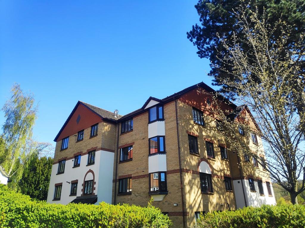 St Annes Rise, Redhill 1 bed flat - £900 pcm (£208 pw)