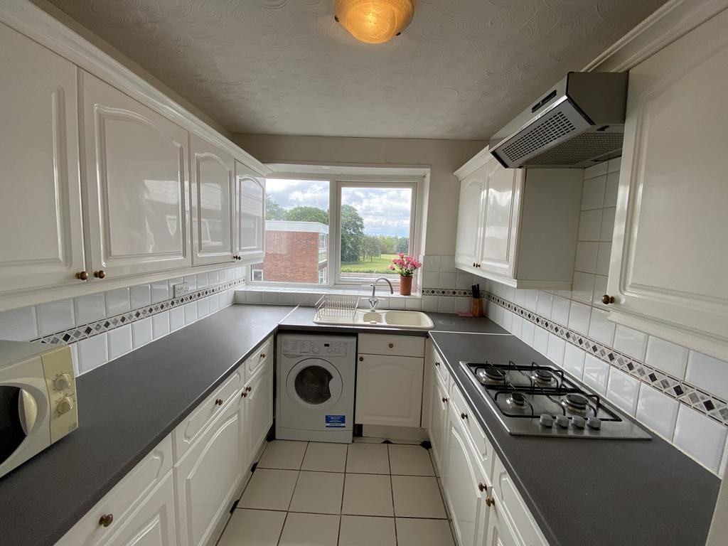 Lacey Court, Wilmslow, SK9 4BH 2 bed flat - £700 pcm (£162 pw)