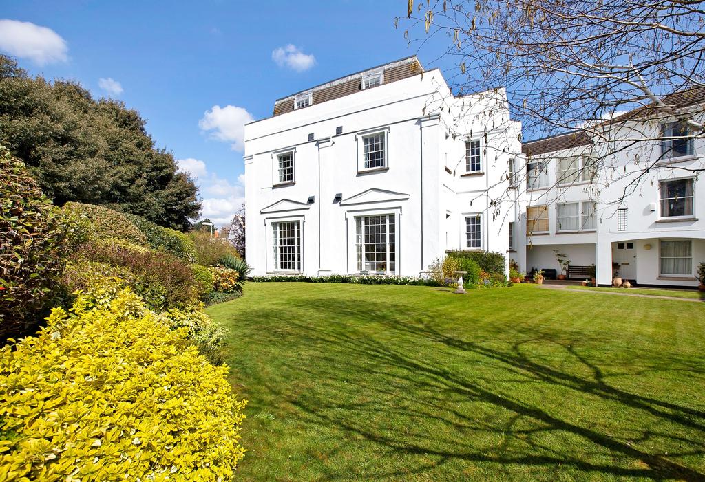 Riverside Court, Colleton Crescent... 2 bed apartment - £395,000