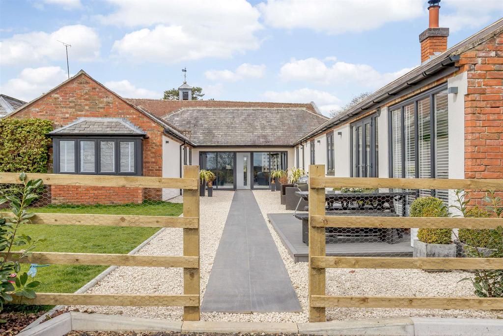 Welton, Daventry, Northamptonshire 4 bed barn conversion - £800,000
