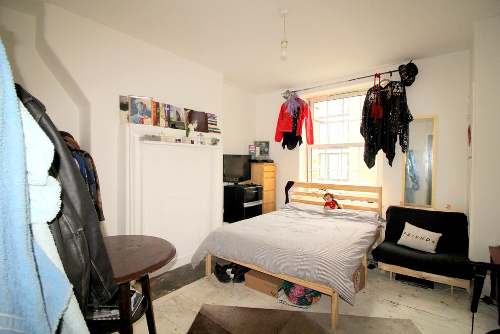Chicksand House, Chicksand Street... 4 bed flat - £2,195 pcm (£507 pw)
