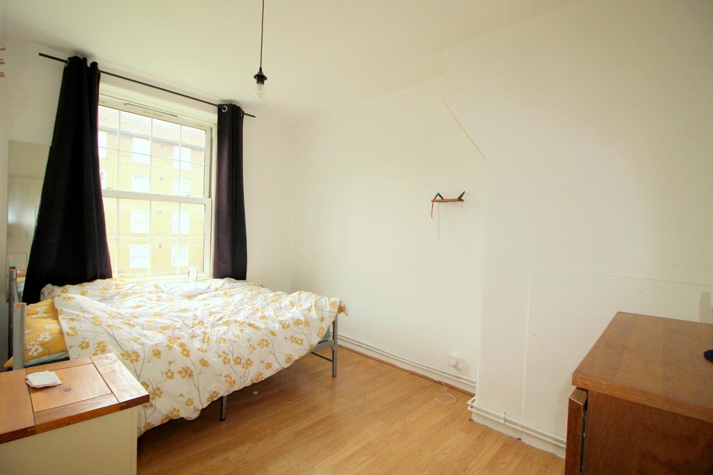 Chicksand House, Chicksand Street... 4 bed flat - £2,195 pcm (£507 pw)