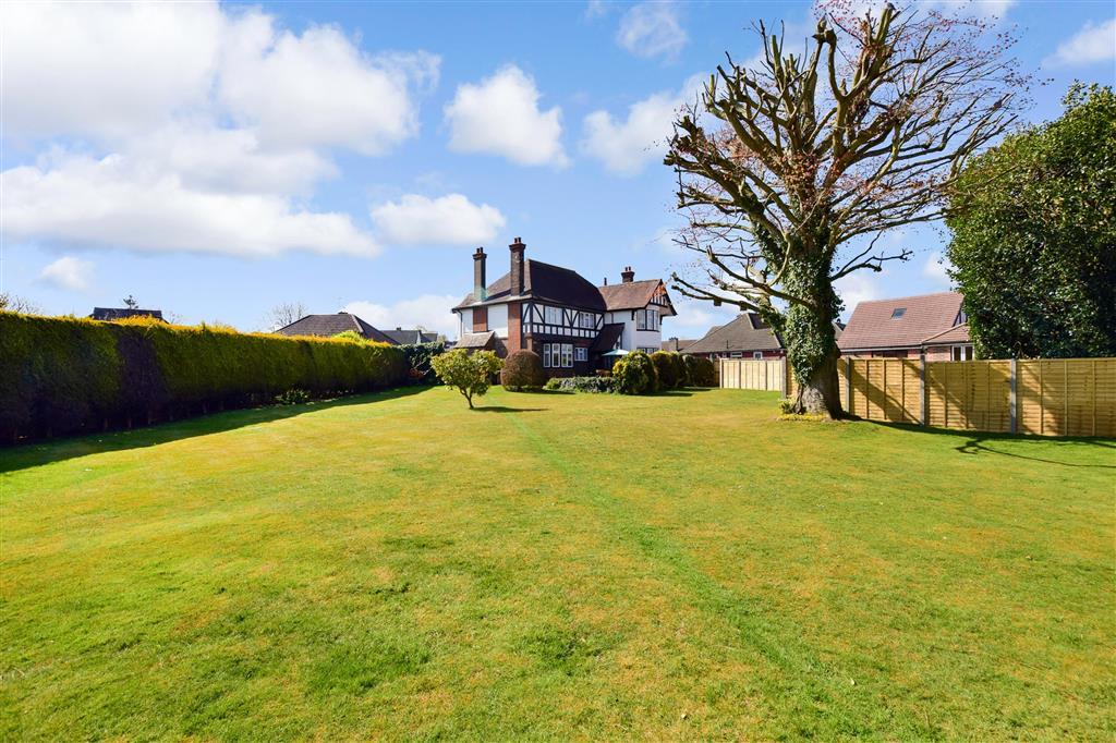 Howard Drive, Maidstone, Kent 5 bed detached house - £775,000