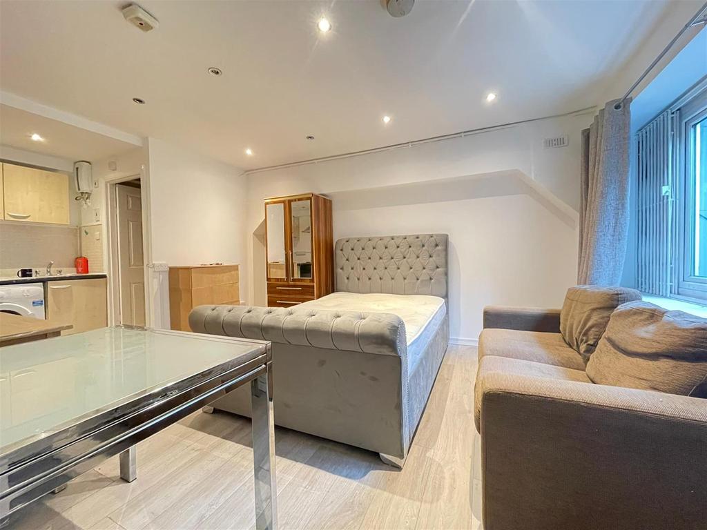 Camden Road, London, NW1 9EA Studio - £1,050 pcm (£242 pw)