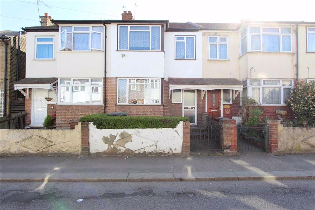 Eldred Road, Barking, Essex, IG11 3 bed terraced house - £330,000