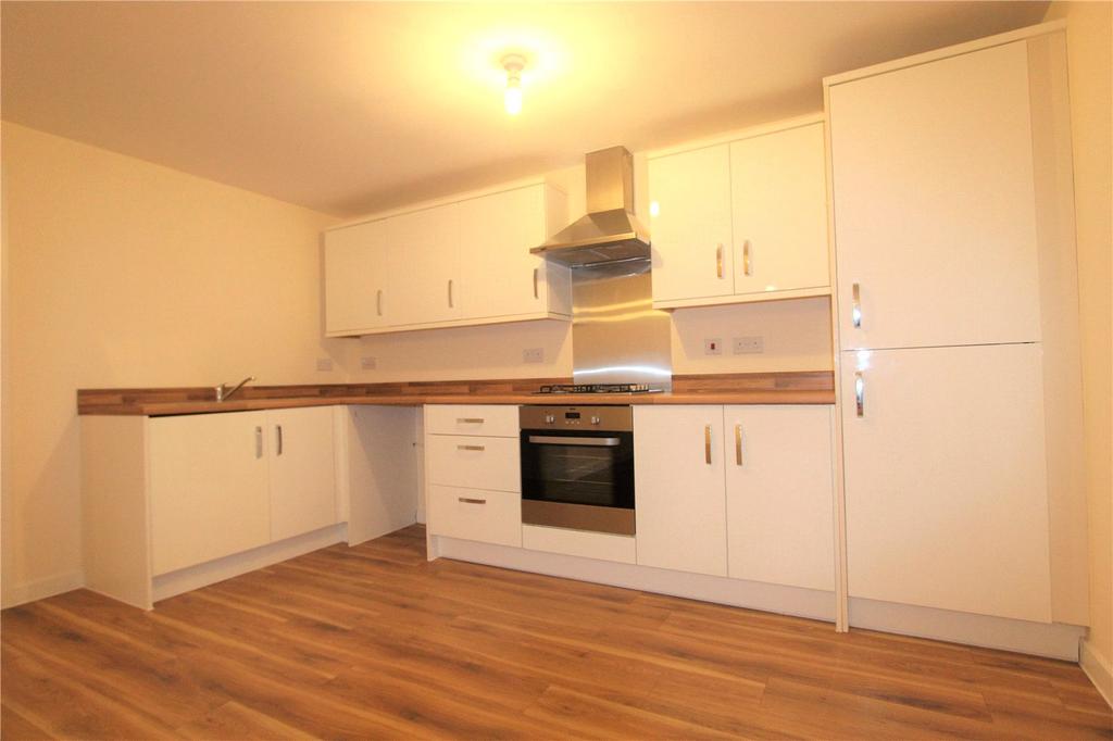 Cloatley Crescent, Royal Wootton Bassett, Swindon, Wiltshire, SN4 2 bed ...