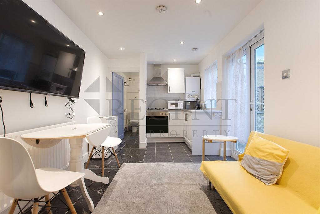 Portree Street, Tower Hamlets, E14 2 bed apartment - £1,950 pcm (£450 pw)