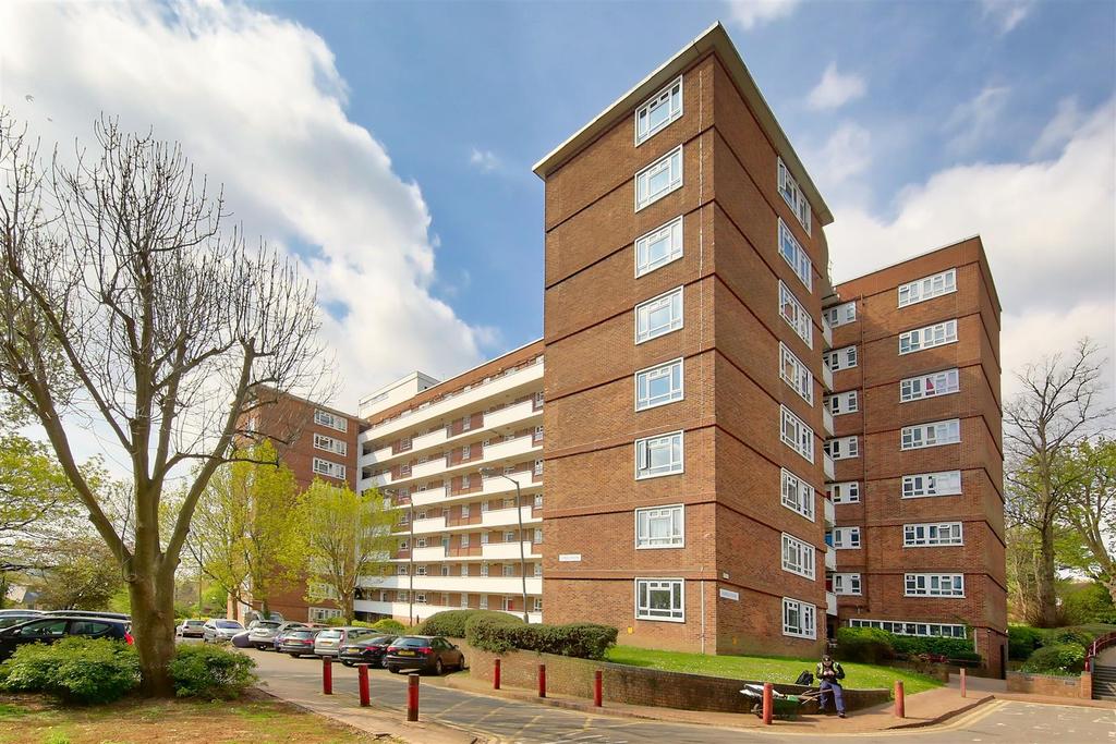 Albert Drive, London 2 bed flat - £325,000