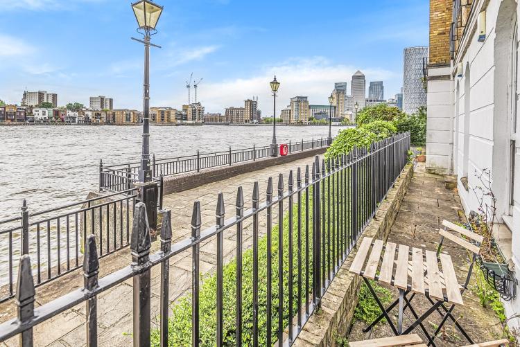 Edward Square London SE16 2 bed apartment - £1,575 pcm (£363 pw)