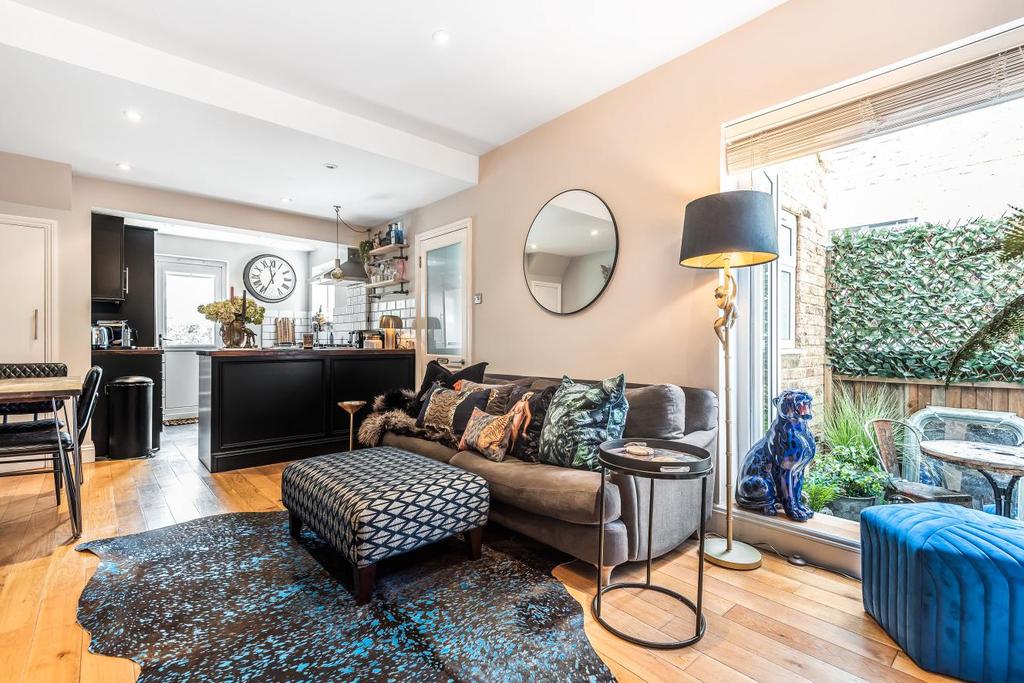 Penwith Road, Earlsfield 2 bed maisonette - £585,000