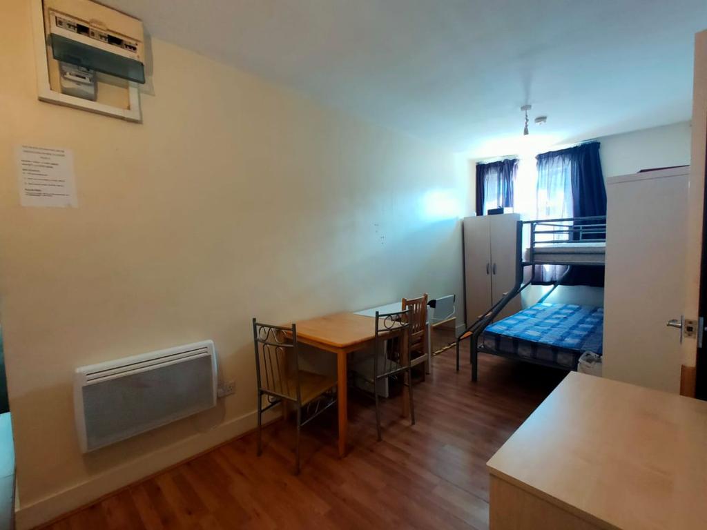 Flat, Pavlos House, Bull Lane, London Studio - £925 pcm (£213 pw)
