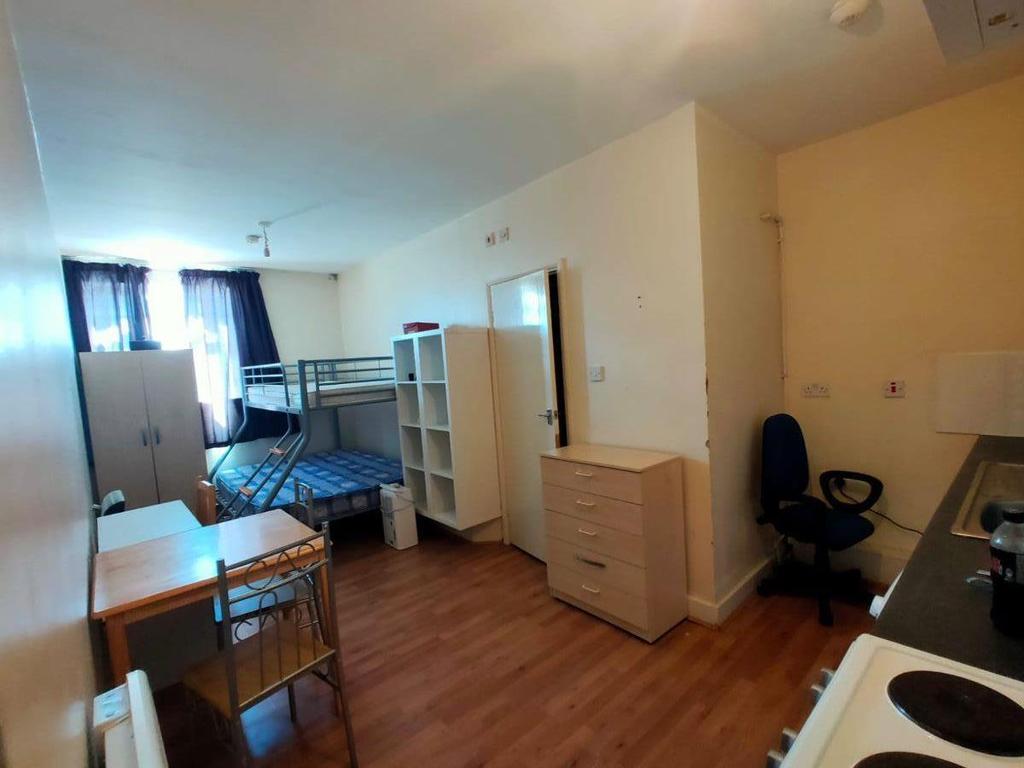 Flat, Pavlos House, Bull Lane, London Studio - £925 pcm (£213 pw)