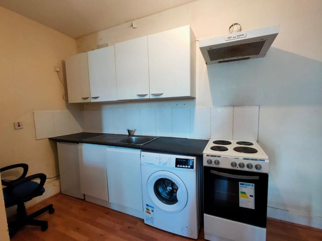 Flat, Pavlos House, Bull Lane, London Studio - £925 pcm (£213 pw)