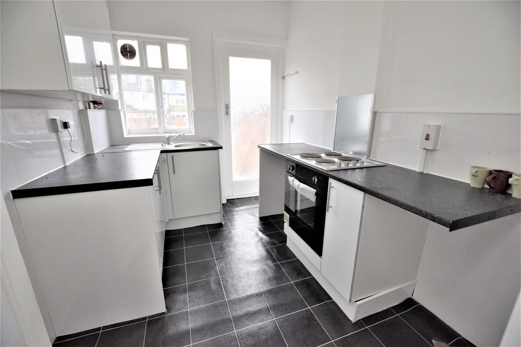Werneth Hall Road, Clayhall. IG5 0DA 3 bed terraced house - £1,800 pcm ...