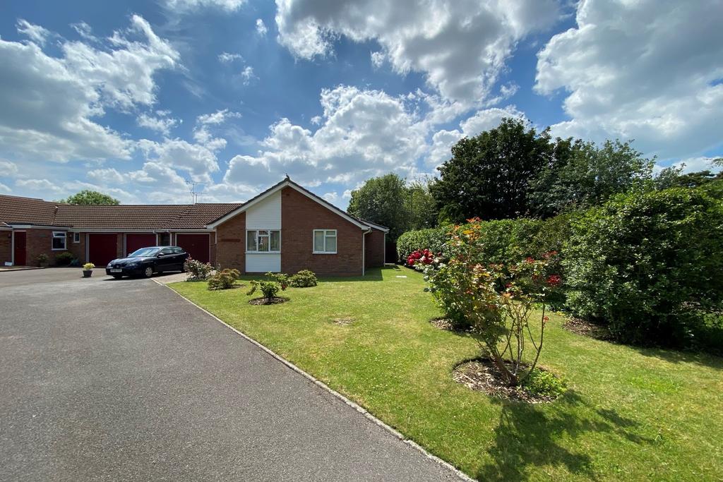 Emmanuel Close, Titchfield Common 3 bed detached bungalow - £475,000